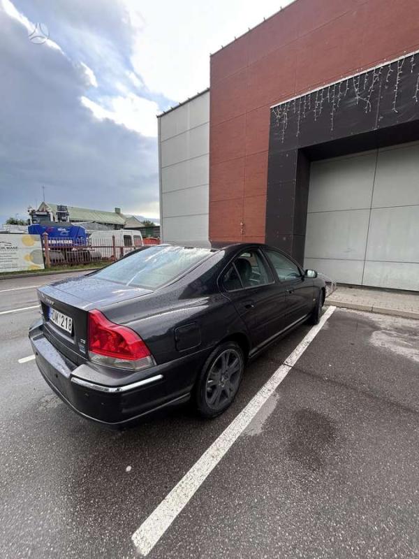 Black Volvo S60 2005 in Kaunas, with an engine capacity of 2.40 L and mileage of 298 thousand km for 850 €, photo 5 on AUTOMOTO.COM.LV