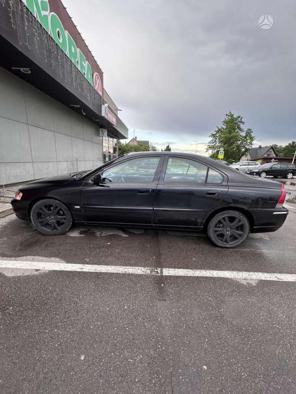 Black Volvo S60 2005 in Kaunas, with an engine capacity of 2.40 L and mileage of 298 thousand km for 850 €, photo 7 on AUTOMOTO.COM.LV