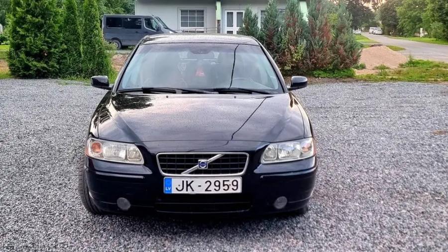 Black Volvo S60 2005 in Cesis, with an engine capacity of 2.40 L and mileage of 436 thousand km for 1700 €, photo 3 on AUTOMOTO.COM.LV