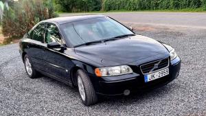 Black Volvo S60 2005 in Cesis, with an engine capacity of 2.40 L and mileage of 436 thousand km for 1700 €, photo 4 on AUTOMOTO.COM.LV