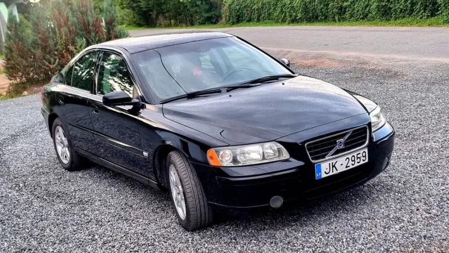 Black Volvo S60 2005 in Cesis, with an engine capacity of 2.40 L and mileage of 436 thousand km for 1700 €, photo 4 on AUTOMOTO.COM.LV