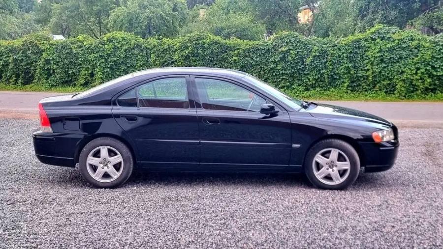 Black Volvo S60 2005 in Cesis, with an engine capacity of 2.40 L and mileage of 436 thousand km for 1700 €, photo 5 on AUTOMOTO.COM.LV