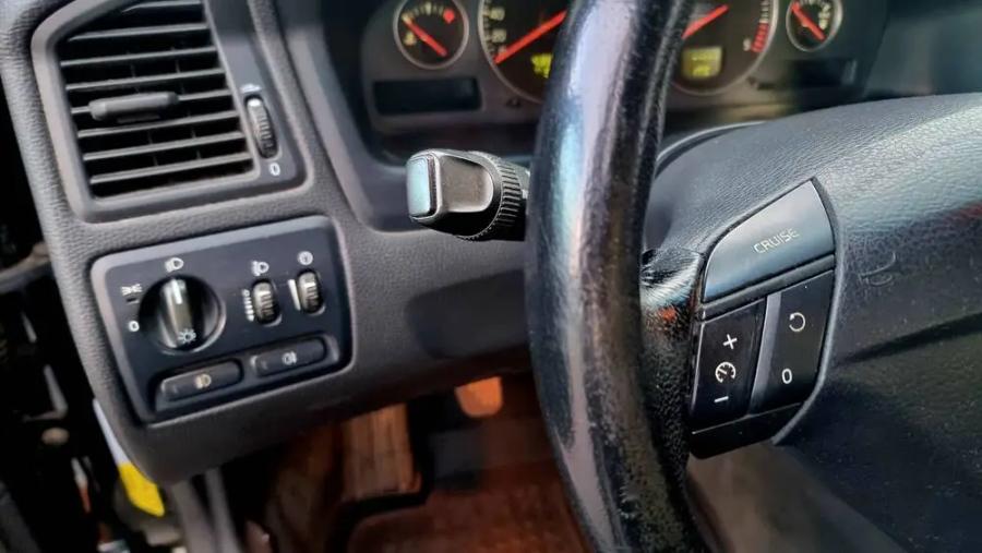 Black Volvo S60 2005 in Cesis, with an engine capacity of 2.40 L and mileage of 436 thousand km for 1700 €, photo 14 on AUTOMOTO.COM.LV