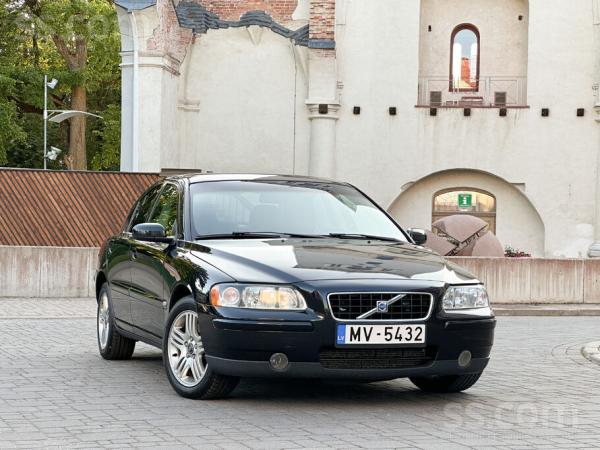 Melns Volvo S60 2005 Rīga, ar dzinēja tilpumu 2.40 L un nobraukumu 266 tūkst. km par 3500 €, foto 1 vietnē AUTOMOTO.COM.LV