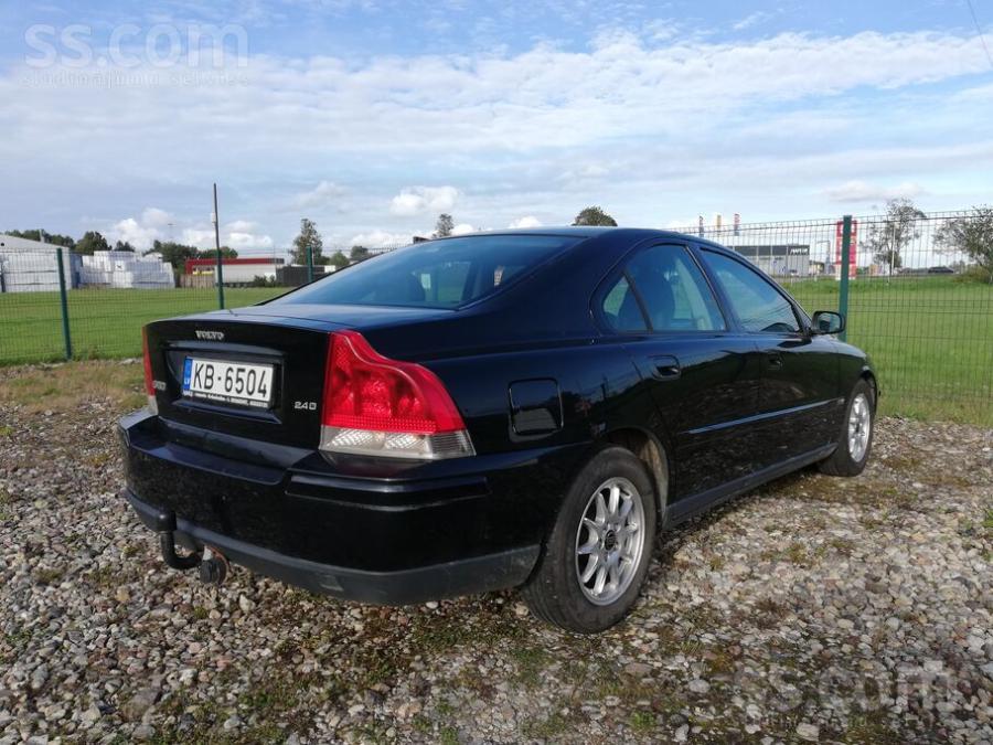 Black Volvo S60 2005 in Saldus, with an engine capacity of 2.40 L and mileage of 433 thousand km for 2200 €, photo 5 on AUTOMOTO.COM.LV
