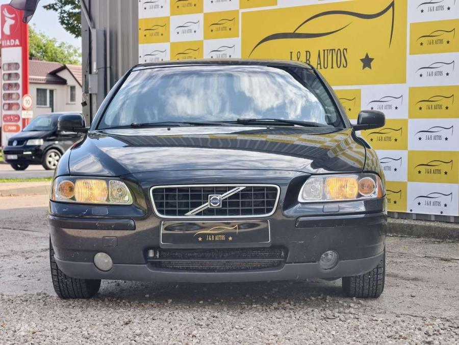Black Volvo S60 2005 in Siauliai, with an engine capacity of 2.40 L and mileage of 426 thousand km for 1350 €, photo 3 on AUTOMOTO.COM.LV