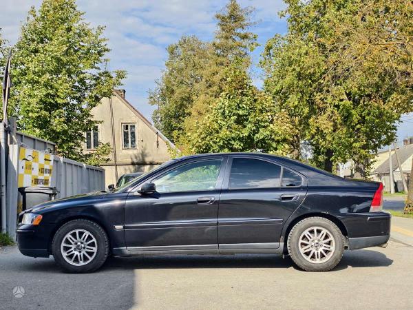 Black Volvo S60 2005 in Siauliai, with an engine capacity of 2.40 L and mileage of 426 thousand km for 1350 €, photo 6 on AUTOMOTO.COM.LV