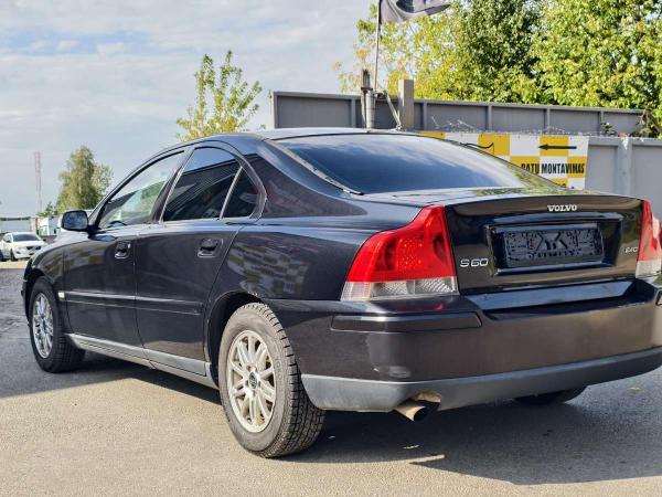 Black Volvo S60 2005 in Siauliai, with an engine capacity of 2.40 L and mileage of 426 thousand km for 1350 €, photo 7 on AUTOMOTO.COM.LV