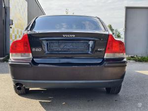 Black Volvo S60 2005 in Siauliai, with an engine capacity of 2.40 L and mileage of 426 thousand km for 1350 €, photo 8 on AUTOMOTO.COM.LV
