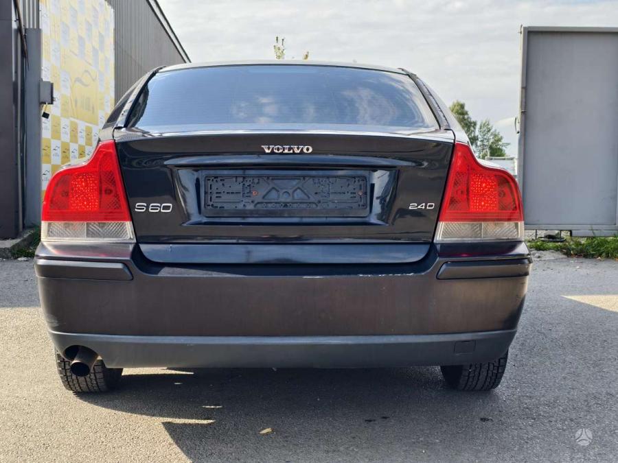 Black Volvo S60 2005 in Siauliai, with an engine capacity of 2.40 L and mileage of 426 thousand km for 1350 €, photo 8 on AUTOMOTO.COM.LV