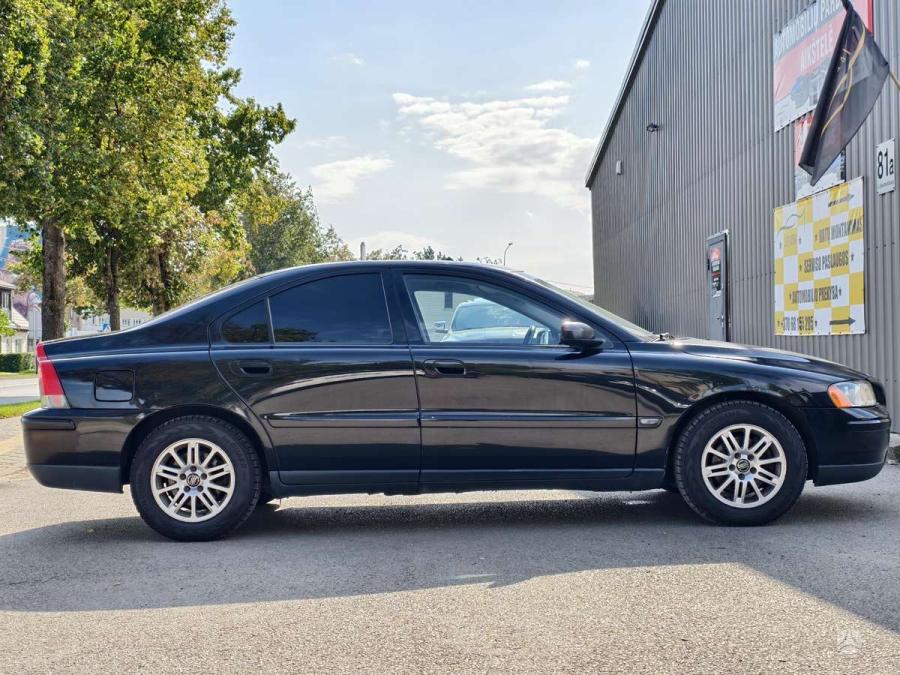 Black Volvo S60 2005 in Siauliai, with an engine capacity of 2.40 L and mileage of 426 thousand km for 1350 €, photo 10 on AUTOMOTO.COM.LV