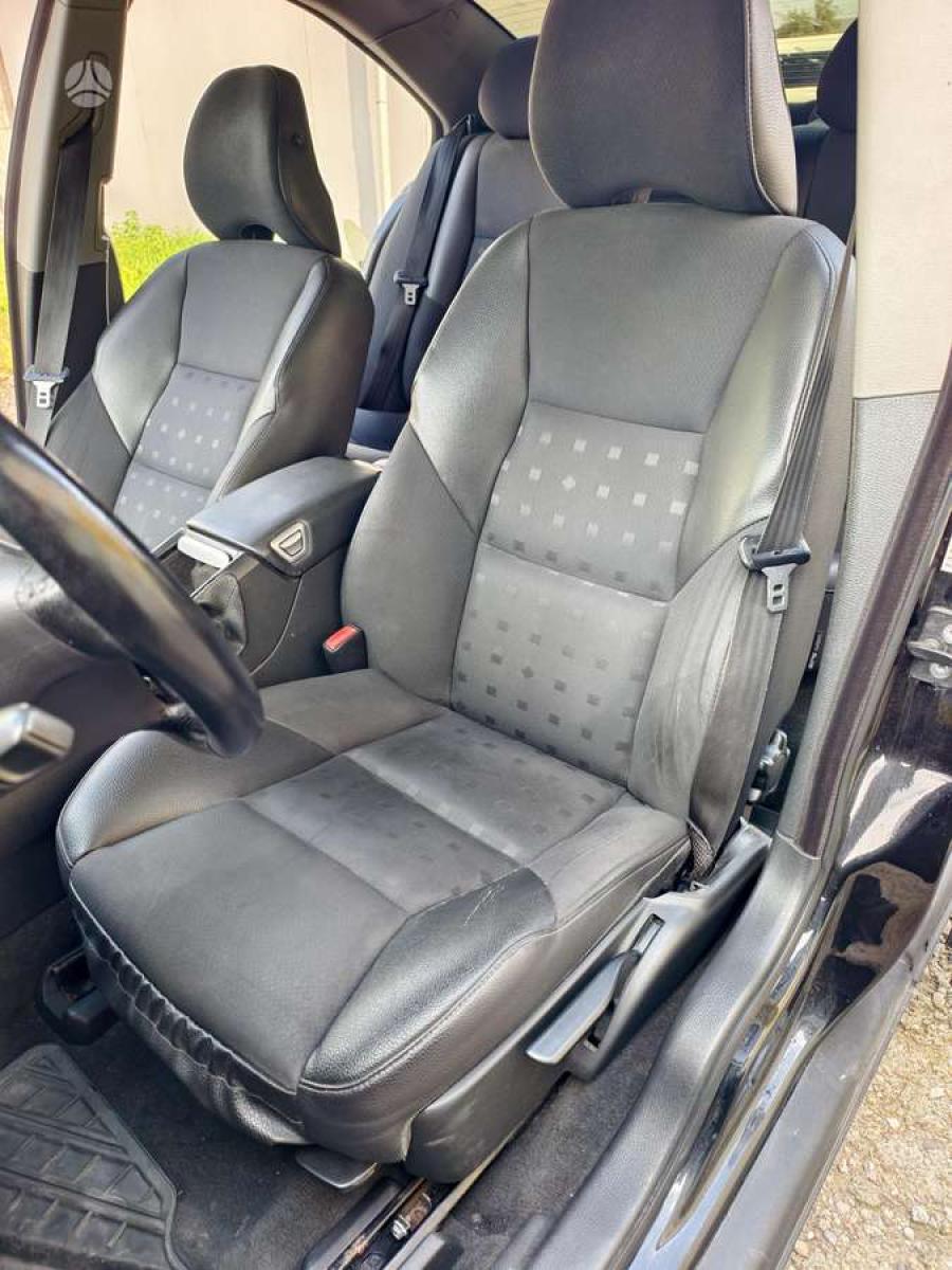 Black Volvo S60 2005 in Siauliai, with an engine capacity of 2.40 L and mileage of 426 thousand km for 1350 €, photo 17 on AUTOMOTO.COM.LV