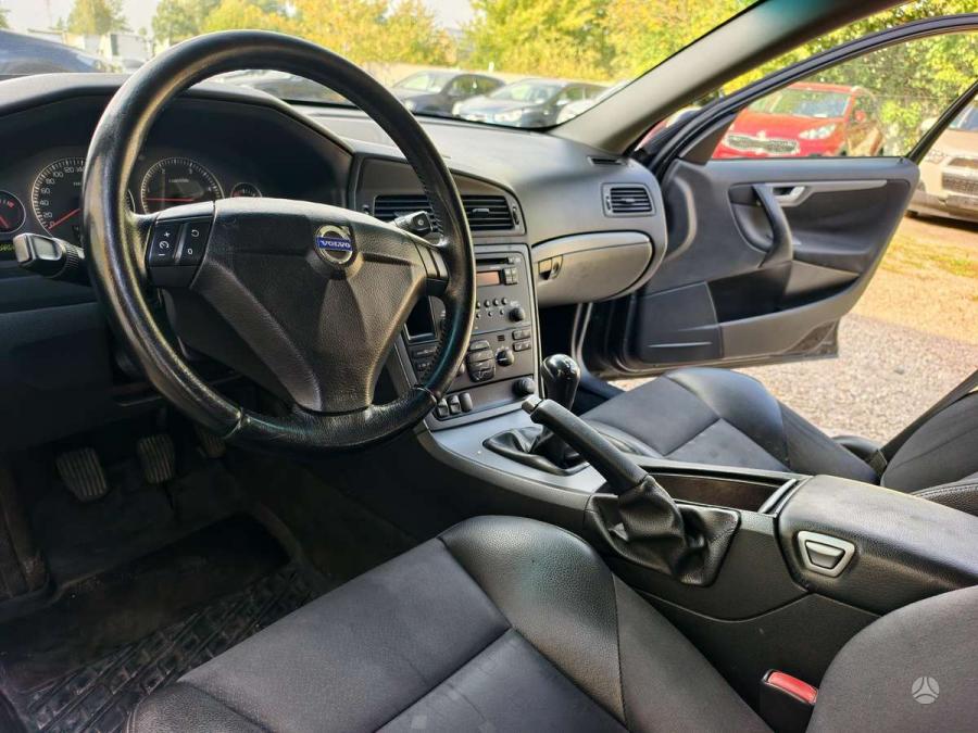 Black Volvo S60 2005 in Siauliai, with an engine capacity of 2.40 L and mileage of 426 thousand km for 1350 €, photo 18 on AUTOMOTO.COM.LV