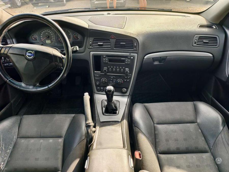 Black Volvo S60 2005 in Siauliai, with an engine capacity of 2.40 L and mileage of 426 thousand km for 1350 €, photo 23 on AUTOMOTO.COM.LV