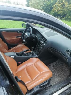 Black Volvo S60 2005 in Valmiera, with an engine capacity of 2.40 L and mileage of 354 thousand km for 900 €, photo 6 on AUTOMOTO.COM.LV