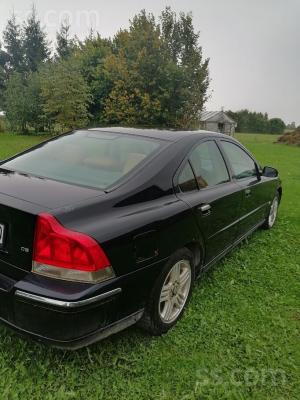 Black Volvo S60 2005 in Valmiera, with an engine capacity of 2.40 L and mileage of 354 thousand km for 900 €, photo 7 on AUTOMOTO.COM.LV