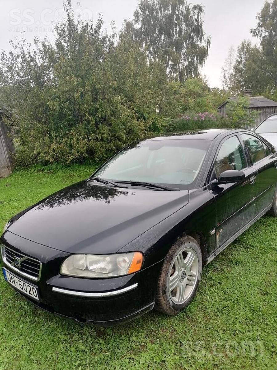 Black Volvo S60 2005 in Valmiera, with an engine capacity of 2.40 L and mileage of 354 thousand km for 900 €, photo 9 on AUTOMOTO.COM.LV