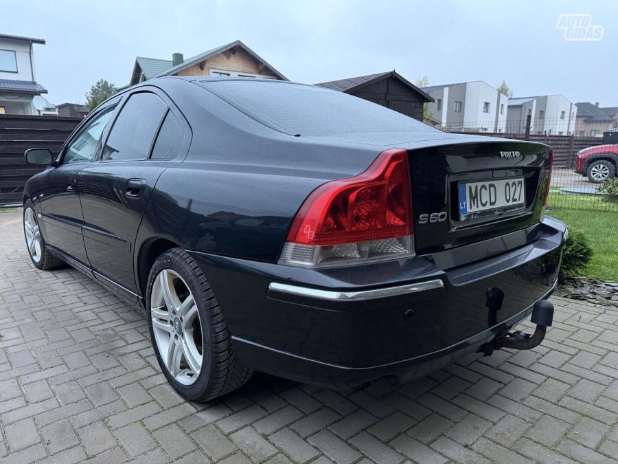 Black Volvo S60 2005 in Vilnius, with an engine capacity of 2.40 L and mileage of 359 thousand km for 1950 €, photo 4 on AUTOMOTO.COM.LV