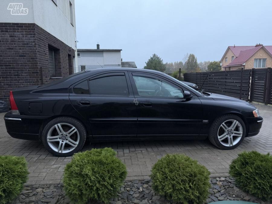 Black Volvo S60 2005 in Vilnius, with an engine capacity of 2.40 L and mileage of 359 thousand km for 1950 €, photo 6 on AUTOMOTO.COM.LV