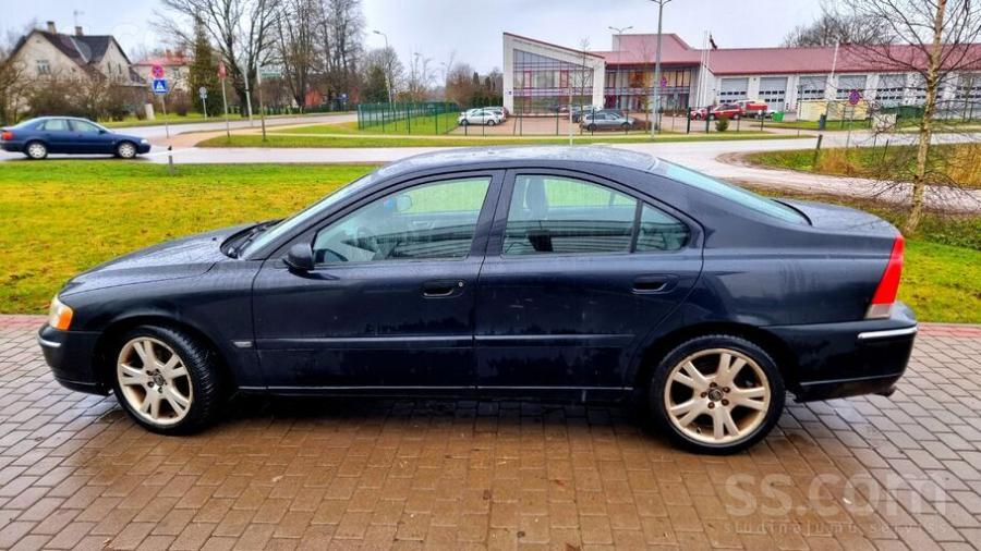 Black Volvo S60 2006 in Cesis, with an engine capacity of 2.40 L and mileage of 394 thousand km for 1800 €, photo 9 on AUTOMOTO.COM.LV