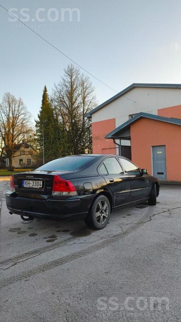 Black Volvo S60 2006 in Riga, with an engine capacity of 2.40 L and mileage of 418 thousand km for 1800 €, photo 4 on AUTOMOTO.COM.LV