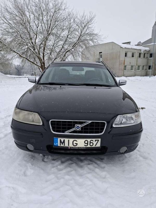 Black Volvo S60 2006 in Raseiniai, with an engine capacity of 2.40 L and mileage of 360 thousand km for 2100 €, photo 1 on AUTOMOTO.COM.LV