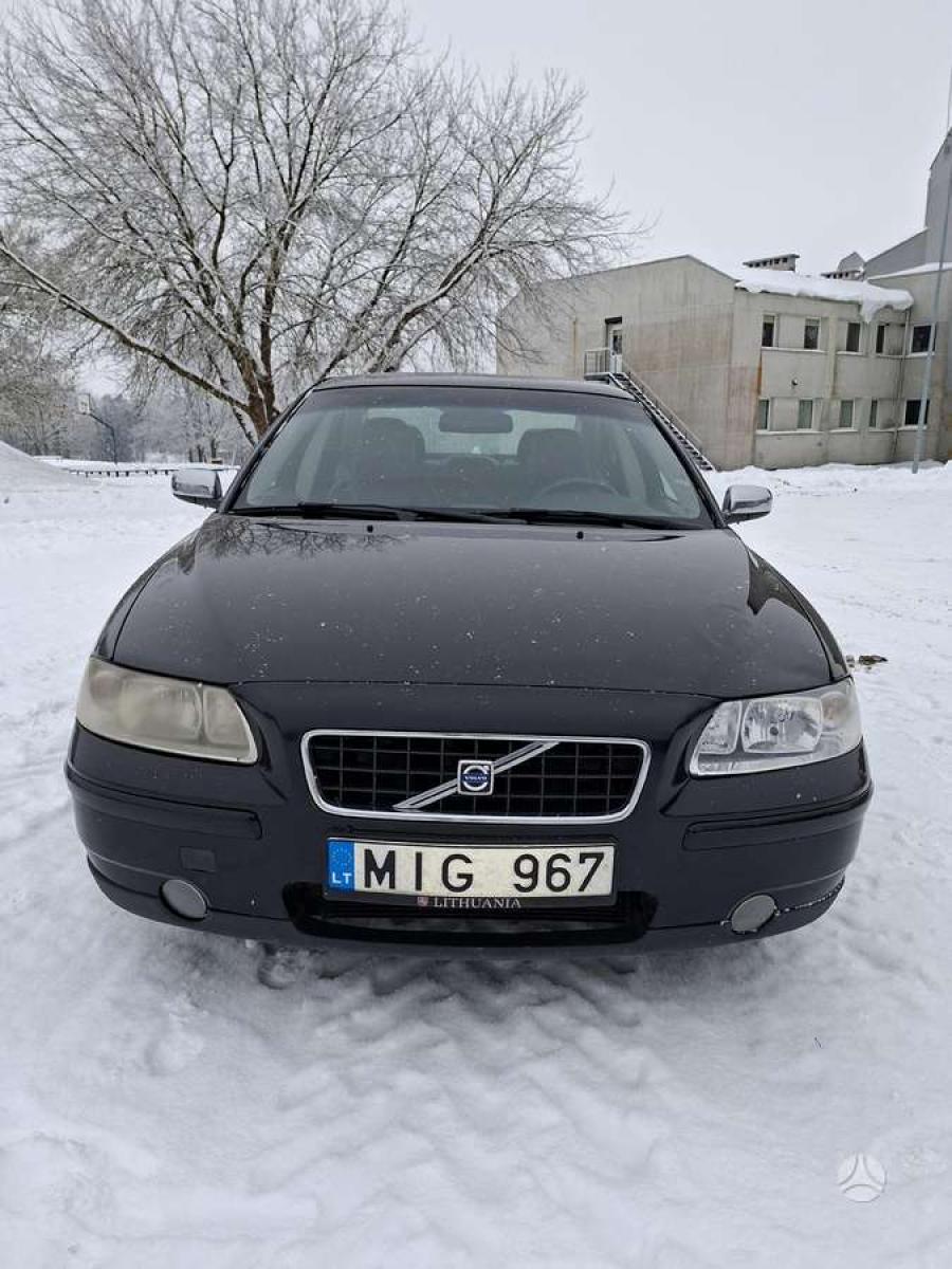 Black Volvo S60 2006 in Raseiniai, with an engine capacity of 2.40 L and mileage of 360 thousand km for 2100 €, photo 1 on AUTOMOTO.COM.LV