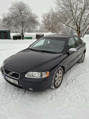 Black Volvo S60 2006 in Raseiniai, with an engine capacity of 2.40 L and mileage of 360 thousand km for 2100 €, photo 2 on AUTOMOTO.COM.LV