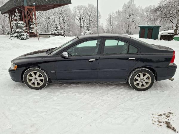 Black Volvo S60 2006 in Raseiniai, with an engine capacity of 2.40 L and mileage of 360 thousand km for 2100 €, photo 3 on AUTOMOTO.COM.LV