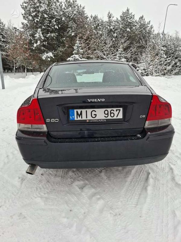 Black Volvo S60 2006 in Raseiniai, with an engine capacity of 2.40 L and mileage of 360 thousand km for 2100 €, photo 4 on AUTOMOTO.COM.LV