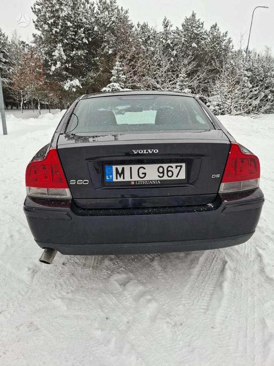 Black Volvo S60 2006 in Raseiniai, with an engine capacity of 2.40 L and mileage of 360 thousand km for 2100 €, photo 4 on AUTOMOTO.COM.LV