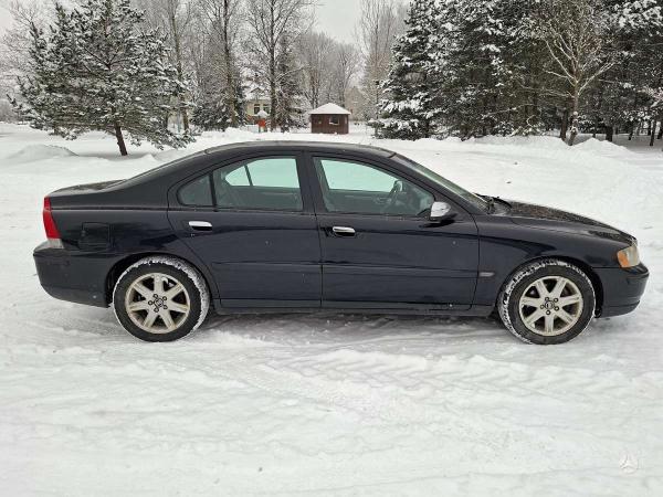 Black Volvo S60 2006 in Raseiniai, with an engine capacity of 2.40 L and mileage of 360 thousand km for 2100 €, photo 5 on AUTOMOTO.COM.LV