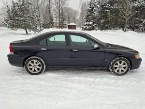 Black Volvo S60 2006 in Raseiniai, with an engine capacity of 2.40 L and mileage of 360 thousand km for 2100 €, photo 5 on AUTOMOTO.COM.LV