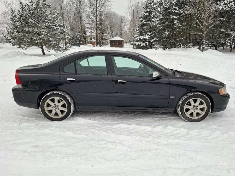 Black Volvo S60 2006 in Raseiniai, with an engine capacity of 2.40 L and mileage of 360 thousand km for 2100 €, photo 5 on AUTOMOTO.COM.LV