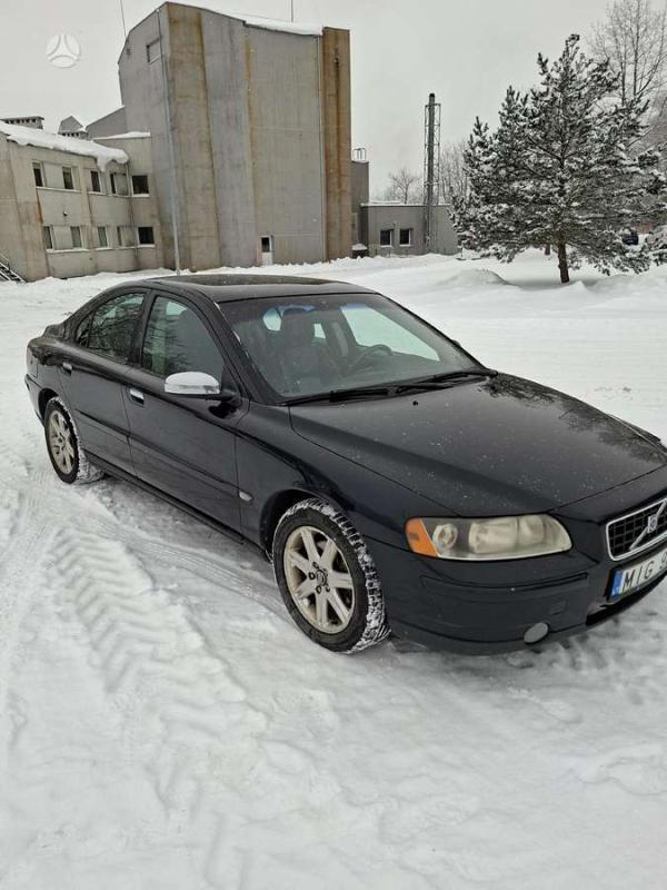 Black Volvo S60 2006 in Raseiniai, with an engine capacity of 2.40 L and mileage of 360 thousand km for 2100 €, photo 6 on AUTOMOTO.COM.LV