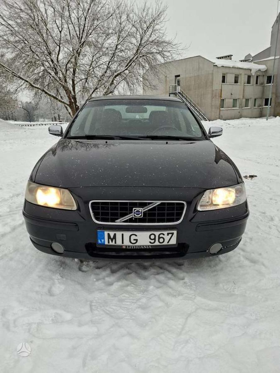 Black Volvo S60 2006 in Raseiniai, with an engine capacity of 2.40 L and mileage of 360 thousand km for 2100 €, photo 17 on AUTOMOTO.COM.LV