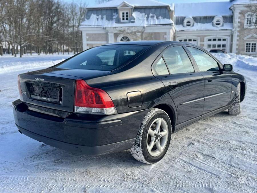 Black Volvo S60 2006 in Vilnius, with an engine capacity of 2.40 L and mileage of 295 thousand km for 2200 €, photo 3 on AUTOMOTO.COM.LV