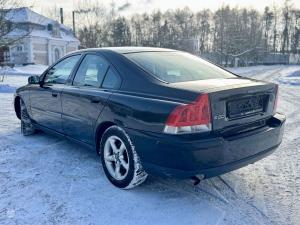 Black Volvo S60 2006 in Vilnius, with an engine capacity of 2.40 L and mileage of 295 thousand km for 2200 €, photo 4 on AUTOMOTO.COM.LV