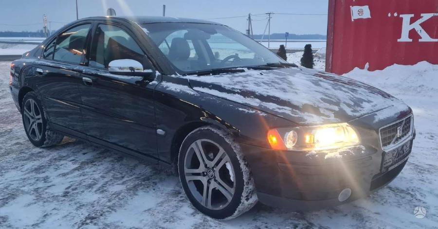 Black Volvo S60 2006 in Siauliai, with an engine capacity of 2.40 L and mileage of 276 thousand km for 3500 €, photo 1 on AUTOMOTO.COM.LV