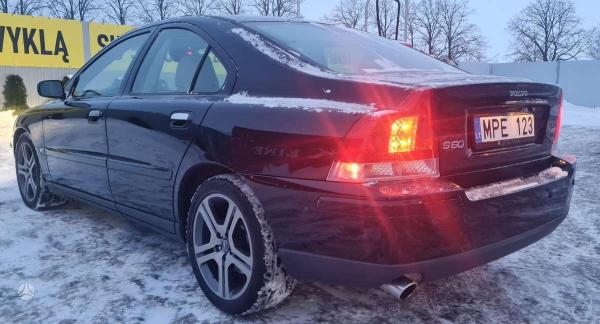 Black Volvo S60 2006 in Siauliai, with an engine capacity of 2.40 L and mileage of 276 thousand km for 3500 €, photo 4 on AUTOMOTO.COM.LV
