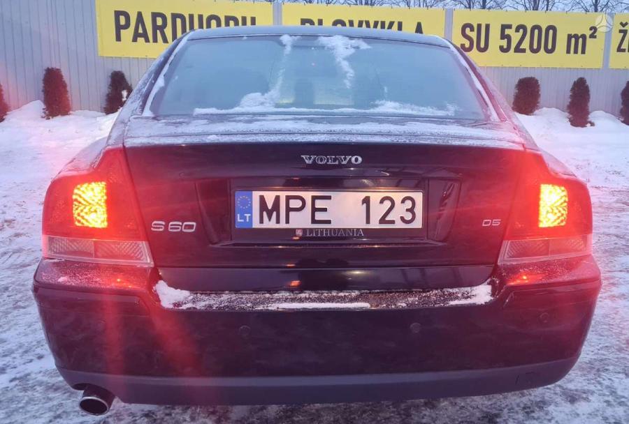 Black Volvo S60 2006 in Siauliai, with an engine capacity of 2.40 L and mileage of 276 thousand km for 3500 €, photo 5 on AUTOMOTO.COM.LV