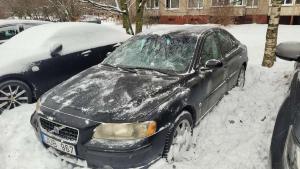 Black Volvo S60 2006 in Vilnius, with an engine capacity of 2.44 L and mileage of 231 thousand km for 1999 €, photo  on AUTOMOTO.COM.LV