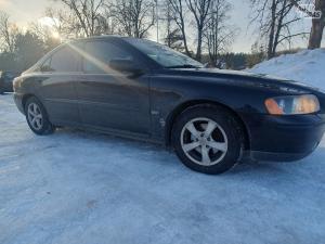Black Volvo S60 2006 in Vilnius, with an engine capacity of 2.40 L and mileage of 309 thousand km for 2500 €, photo 2 on AUTOMOTO.COM.LV