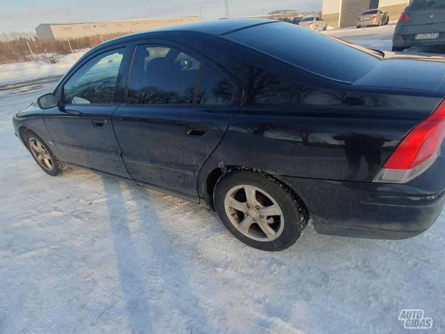 Black Volvo S60 2006 in Vilnius, with an engine capacity of 2.40 L and mileage of 309 thousand km for 2500 €, photo 4 on AUTOMOTO.COM.LV