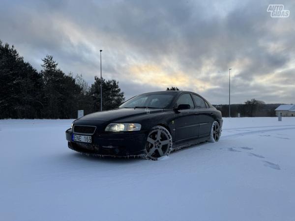 Black Volvo S60 2006 in Vilnius, with an engine capacity of 2.50 L and mileage of 336 thousand km for 6750 €, photo 1 on AUTOMOTO.COM.LV
