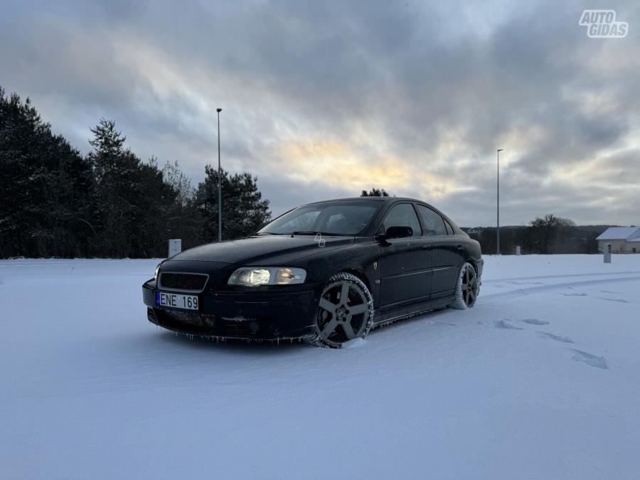 Black Volvo S60 2006 in Vilnius, with an engine capacity of 2.50 L and mileage of 336 thousand km for 6750 €, photo 1 on AUTOMOTO.COM.LV