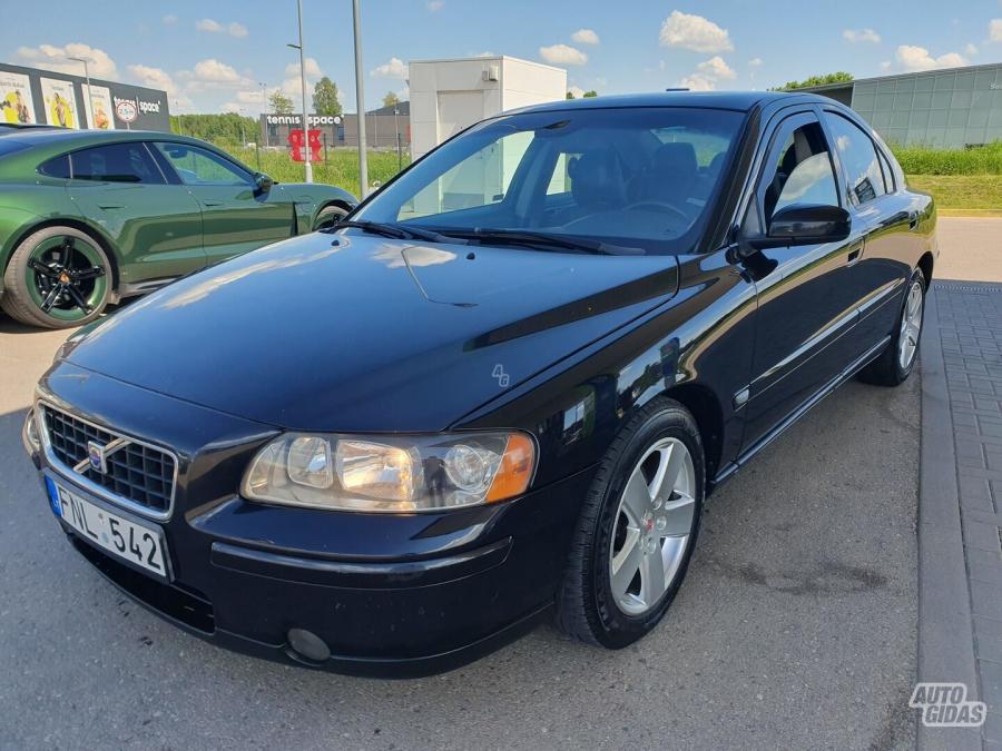 Melns Volvo S60 2006 Kauņa, ar dzinēja tilpumu 2.40 L un nobraukumu 330 tūkst. km par 1950 €, foto 1 vietnē AUTOMOTO.COM.LV