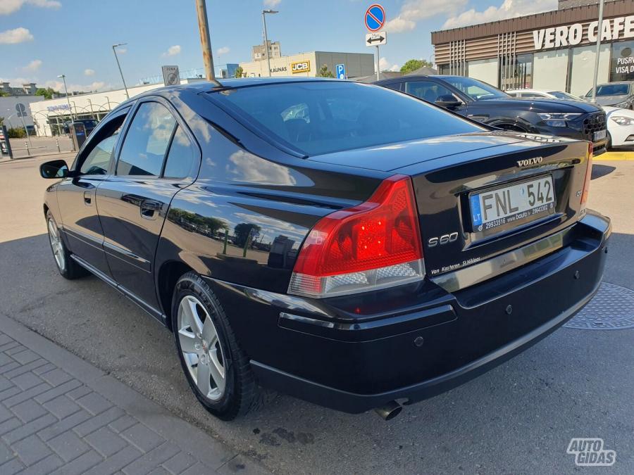 Melns Volvo S60 2006 Kauņa, ar dzinēja tilpumu 2.40 L un nobraukumu 330 tūkst. km par 1950 €, foto 7 vietnē AUTOMOTO.COM.LV