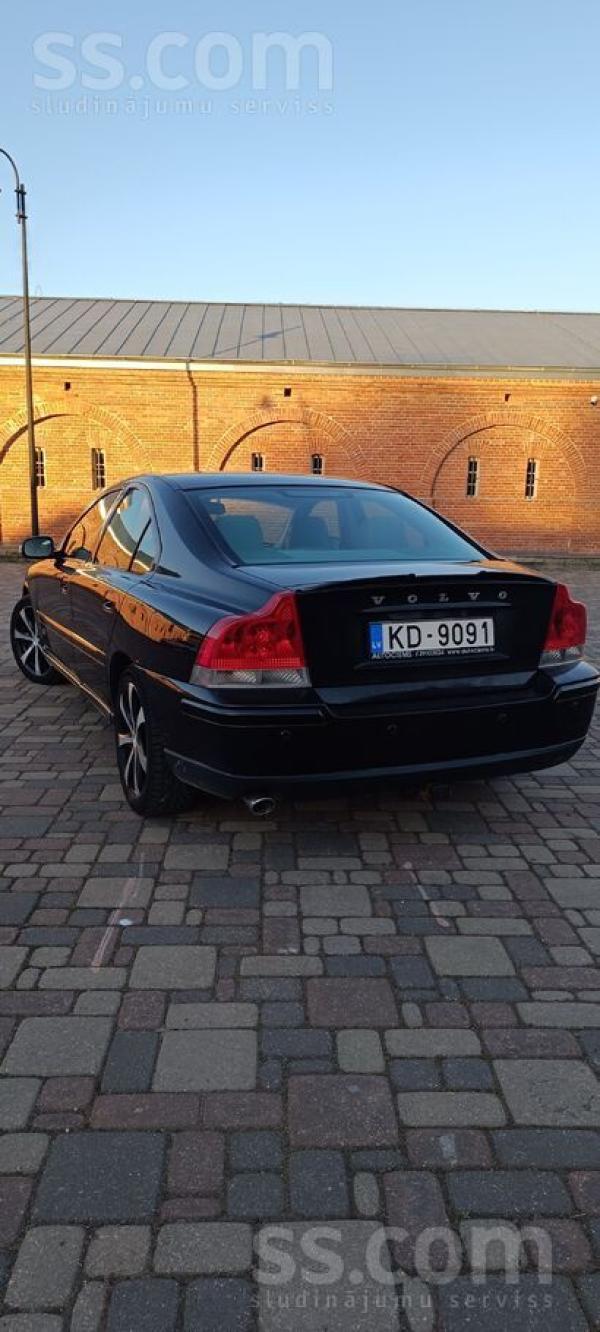 Black Volvo S60 2006 in Daugavpils, with an engine capacity of 2.40 L and mileage of 490 thousand km for 2300 €, photo 3 on AUTOMOTO.COM.LV