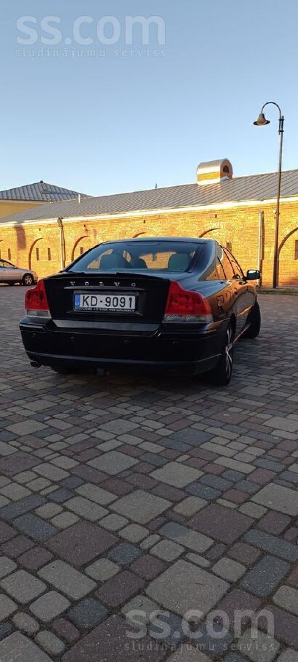 Black Volvo S60 2006 in Daugavpils, with an engine capacity of 2.40 L and mileage of 490 thousand km for 2300 €, photo 4 on AUTOMOTO.COM.LV